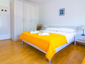 Apartamento, vista para o jardim | 1 quarto, escrivaninha, ferros/tábuas de passar roupa, Wi-Fi de cortesia