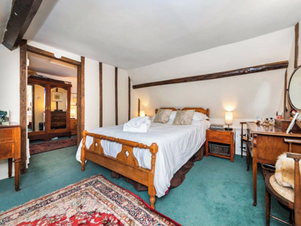 3 Bedroom Accommodation In Chalkhouse Green, Near Reading - Reading