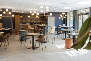 Café da manhã com buffet todos os dias mediante uma taxa