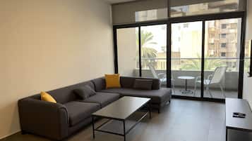 Apartamento Júnior | Sala de estar | Televisor LED de 42 polegadas com canais via satélite