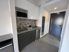 Estúdio com design assinado | Cofres nos quartos, escrivaninha, espaço de trabalho para notebook