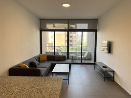 Apartamento júnior | Área de estar | TV LED 42 polegadas com canais via satélite