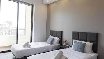 Apartamento Sénior | 2 quartos, cofre no quarto, secretária