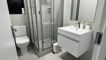Apartamento clássico | Banheiro | Chuveiro, toalhas de banho, papel higiênico