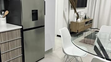 Apartamento Clássico | Cozinha privada | Um frigorífico/congelador grande, uma torradeira