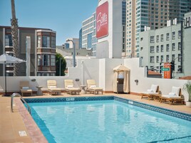 Piscina externa, funciona das 9h às 21h, espreguiçadeiras