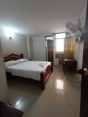 Quarto Económico | 1 quarto, secretária, Wi-fi grátis