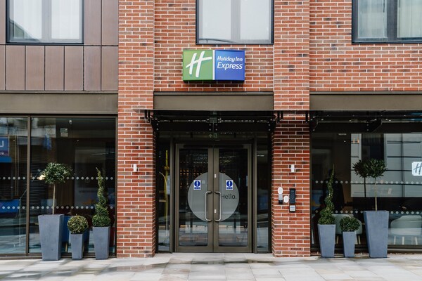 Holiday Inn Express Liverpool Central By Ihg - Wirral