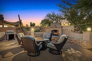 Casa | Área de estar | Smart TV 65 polegadas com canais via satélite, lareira, Netflix