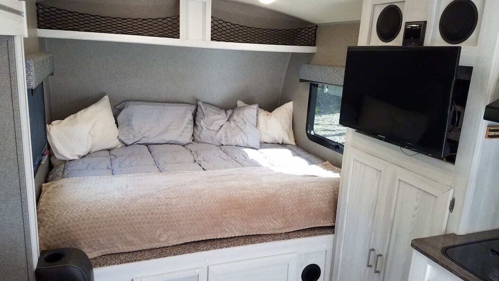 A Cozy Small Town Travel Trailer - Oregon