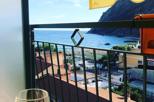 Quarto Duplo ou Twin Deluxe, 1 quarto, vista para o mar, junto à praia | Sala de estar | Smart TV de 32 polegadas com canais digitais