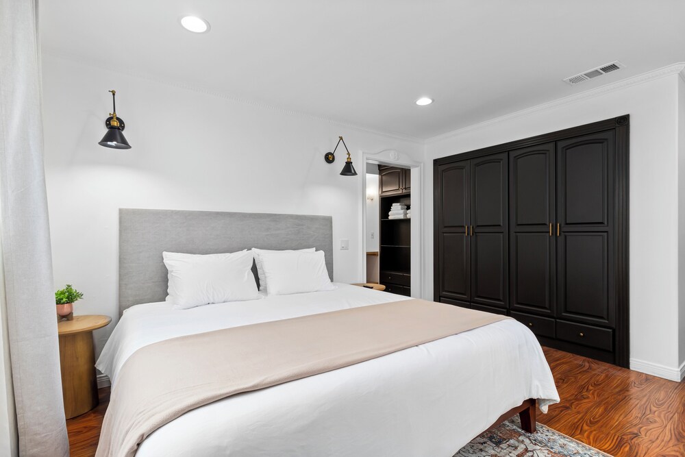 Deco Casa: Cozy Gated Modern Spanish Family Home - 3 min drive to I-10 ...