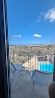 Quarto design, 1 cama Queen, vista para o mar, ao lado da piscina | Vista da sacada