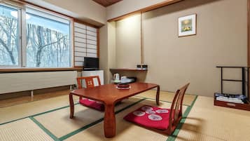 Quarto Quádruplo Económico | Minibar, cofre no quarto, com mobília individualizada, Wi-fi grátis