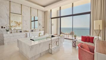 Suite Royal | Casa de banho | Um polibã e uma banheira separados, uma banheira de hidromassagem