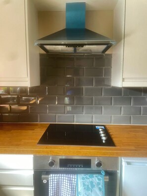 Apartamento | Cozinha privada | Geladeira, lava-louças, chaleira elétrica, torradeira