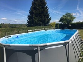 Piscina exterior sazonal, guarda-sóis, espreguiçadeiras 