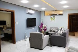 Suite Presidencial | Sala de estar | Televisor LCD de 42 polegadas com canais via satélite 
