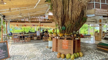 Serviço de café da manhã, almoço, jantar; vistas para o jardim