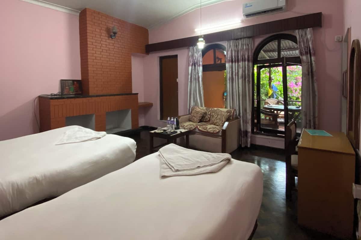Suíte luxo, sacada, vista para o jardim | 2 quartos, escrivaninha, Wi-Fi de cortesia, roupa de cama