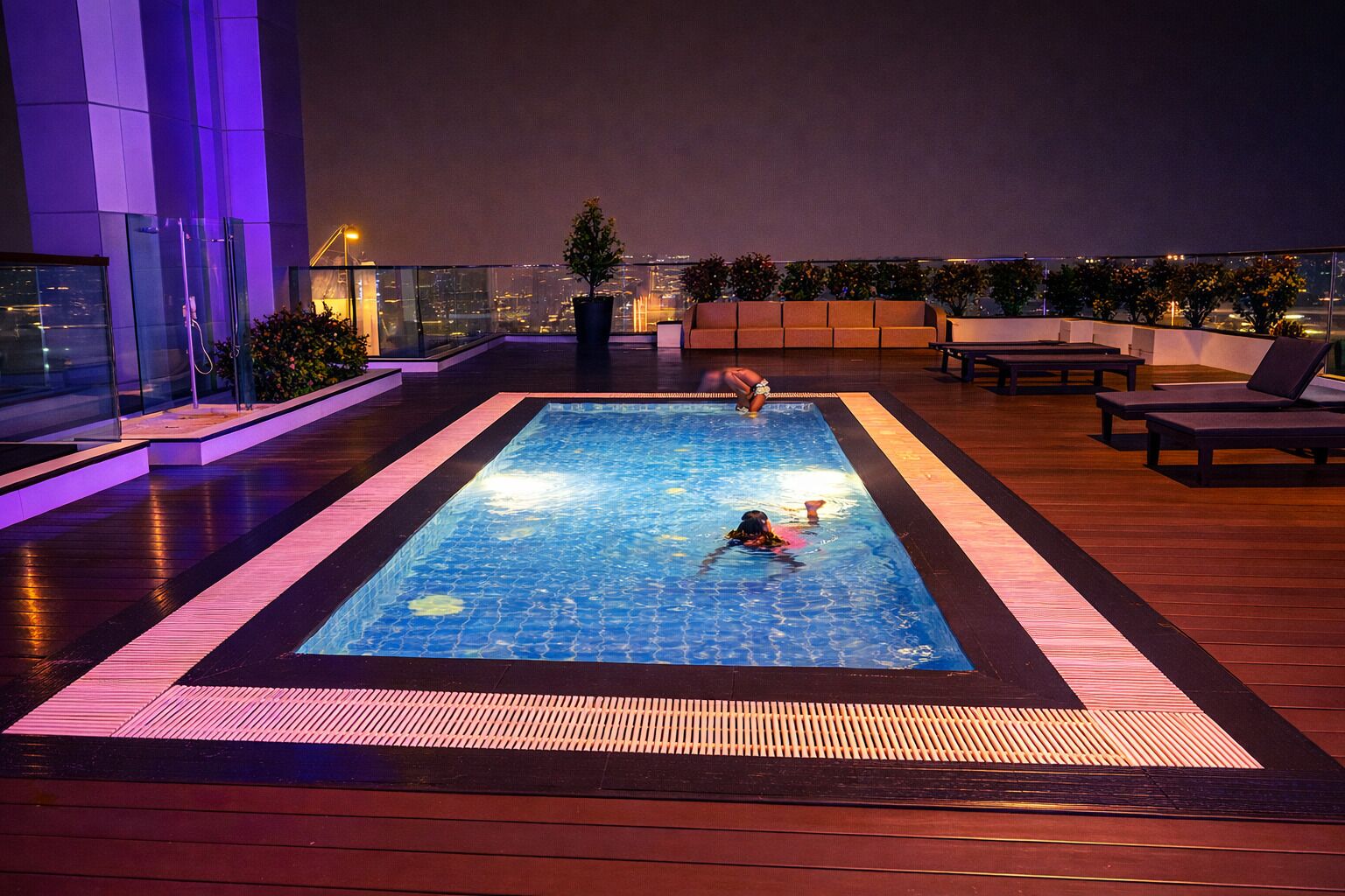 Piscina exterior, uma piscina aquecida 