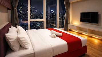 Suíte executiva, 1 cama King, vista para a cidade | Cofres nos quartos, escrivaninha, espaço de trabalho para notebook