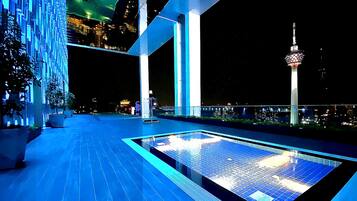 Piscina exterior, uma piscina aquecida