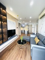 Apartamento, 2 quartos, vista para a piscina | Sala de estar | Televisor de ecrã plano de 40 polegadas com canais por cabo 