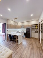 Apartamento, 2 quartos, Vista para a cidade | Cozinha privada | Um frigorífico, uma placa de cozinha, uma panela elétrica de arroz 