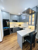 Apartamento, 2 quartos, vista para a piscina | Cozinha privada | Um frigorífico, uma placa de cozinha, uma panela elétrica de arroz 