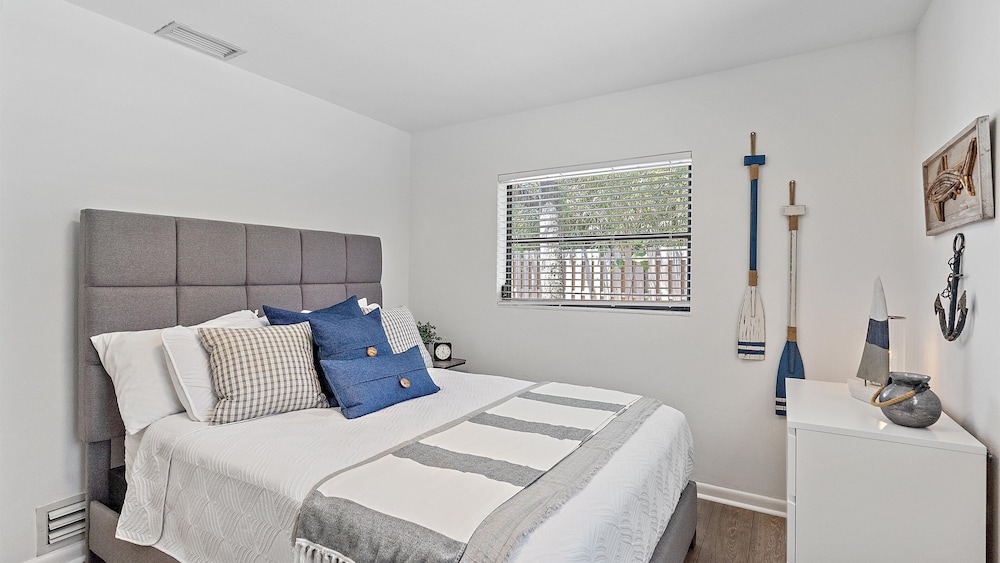 Stunning Dog-friendly Pool Home Close To Sk Village And Beaches - Siesta Key, FL