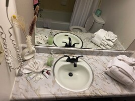 Chuveiro/banheira combinados, produtos de toalete grátis