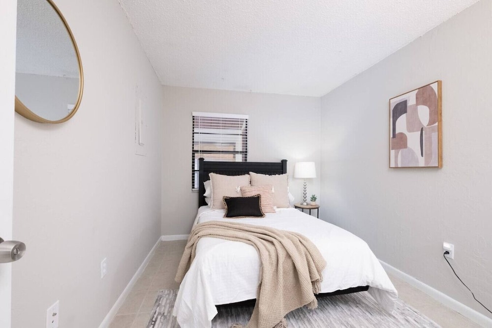 Quiet, Updated 2 Bed / 2 Bath Condo In Nw Gainesville - Gainesville, FL