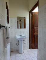 Um polibã, um chuveiro fixo, artigos de higiene pessoal grátis