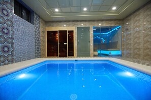 Piscina interior, piscina exterior 