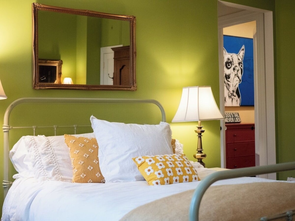 Big Dog Coffee's Little Red Cat/Historic Pittsburgh Home/FREE Parking ...