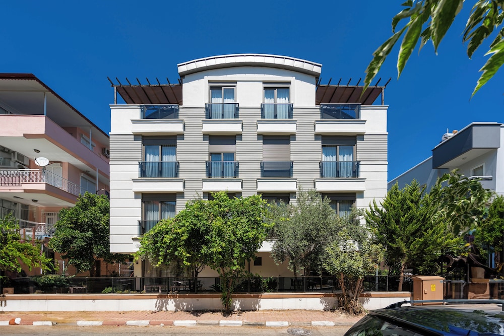 Loi Suite - Lara Beach