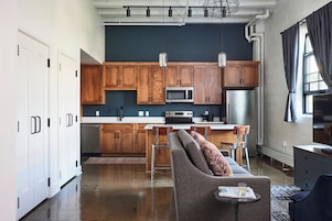 Camas de colchão viscoelástico, secretária, cortinas/cortinados opacos