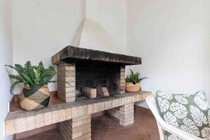 Apartamento, 2 quartos, varanda, vista para o jardim | Terrenos do alojamento