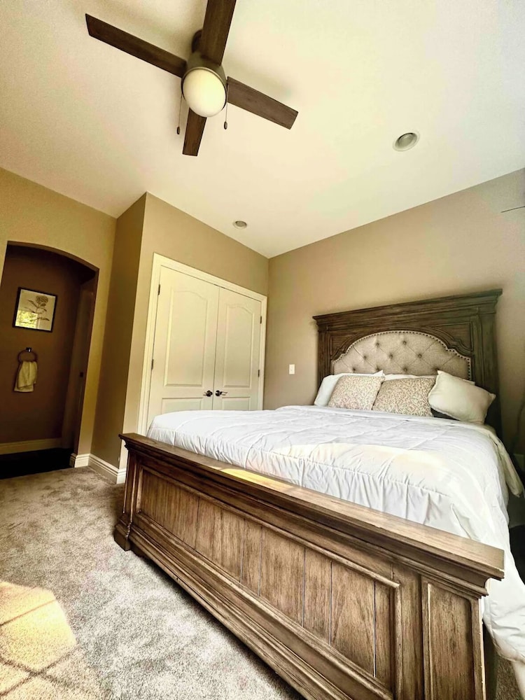 Spacious Open Concept City Oasis With Pool - Schenectady, NY
