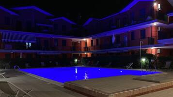 Apartamento, 2 quartos, sacada | Piscina | Piscina externa