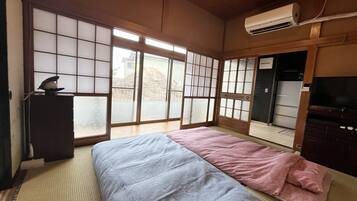 Vila em estilo japonês | Escrivaninha, quartos à prova de som, Wi-Fi de cortesia