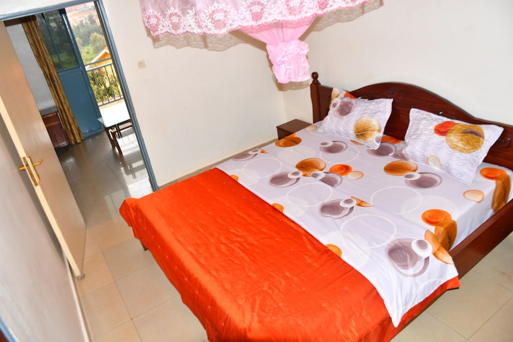 Cozy Double Room With Workspace And Private Bath In Kigali - Kigali