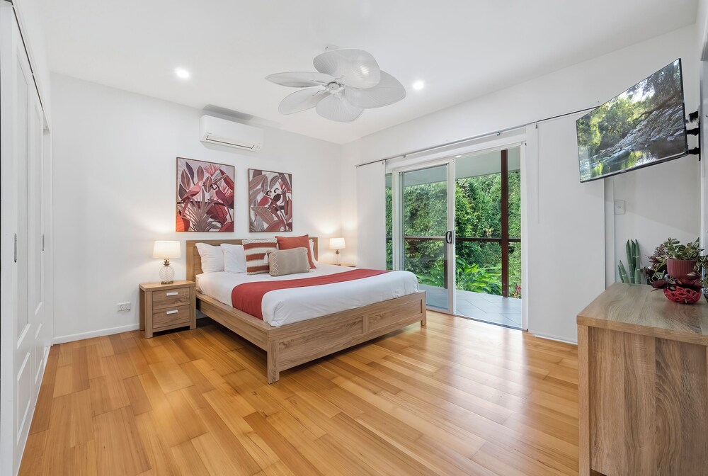 This Stunning Home Is Located In Palm Cove. Short 5min Walk To The Beach. - Trinity Beach
