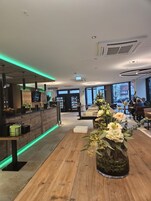 Pequeno-almoço tipo buffet diário (10 EUR por pessoa)