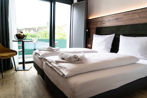 Quarto Duplo Comfort, 1 cama king-size, não fumadores | Roupa de alta qualidade, cofre com capacidade para portátil, secretária