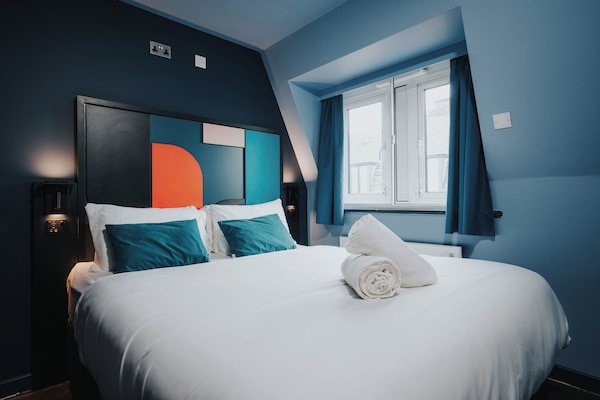 Secretária, cortinas/cortinados opacos, roupa de cama fornecida