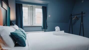 Escrivaninha, cortinas blackout, roupa de cama