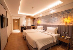 Quarto Deluxe, 2 camas individuais | Secretária, secretária adequada para computadores portáteis 