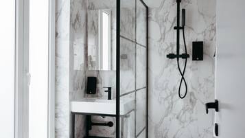 Quarto | Casa de banho | Um polibã, um chuveiro fixo, artigos de higiene pessoal grátis